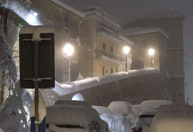 Sotto il peso della neve a Città Sant'Angelo crolla la tribuna