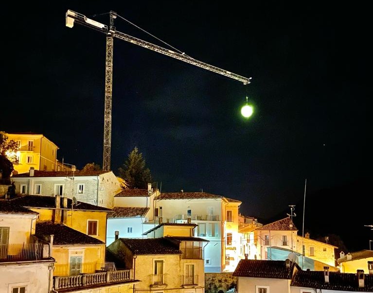 La luna dell'artista Alvarez illumina Fontecchio - Rete8