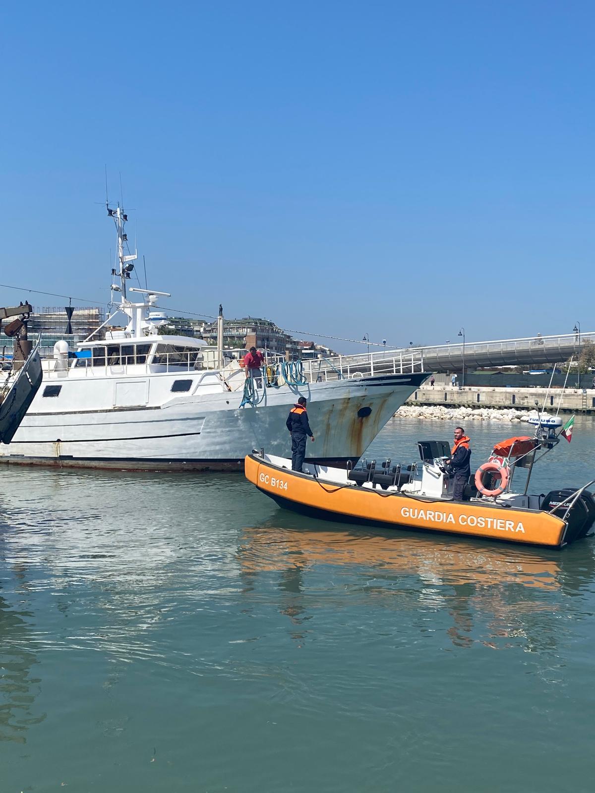Pescara: peschereccio insabbiato sotto il ponte del mare