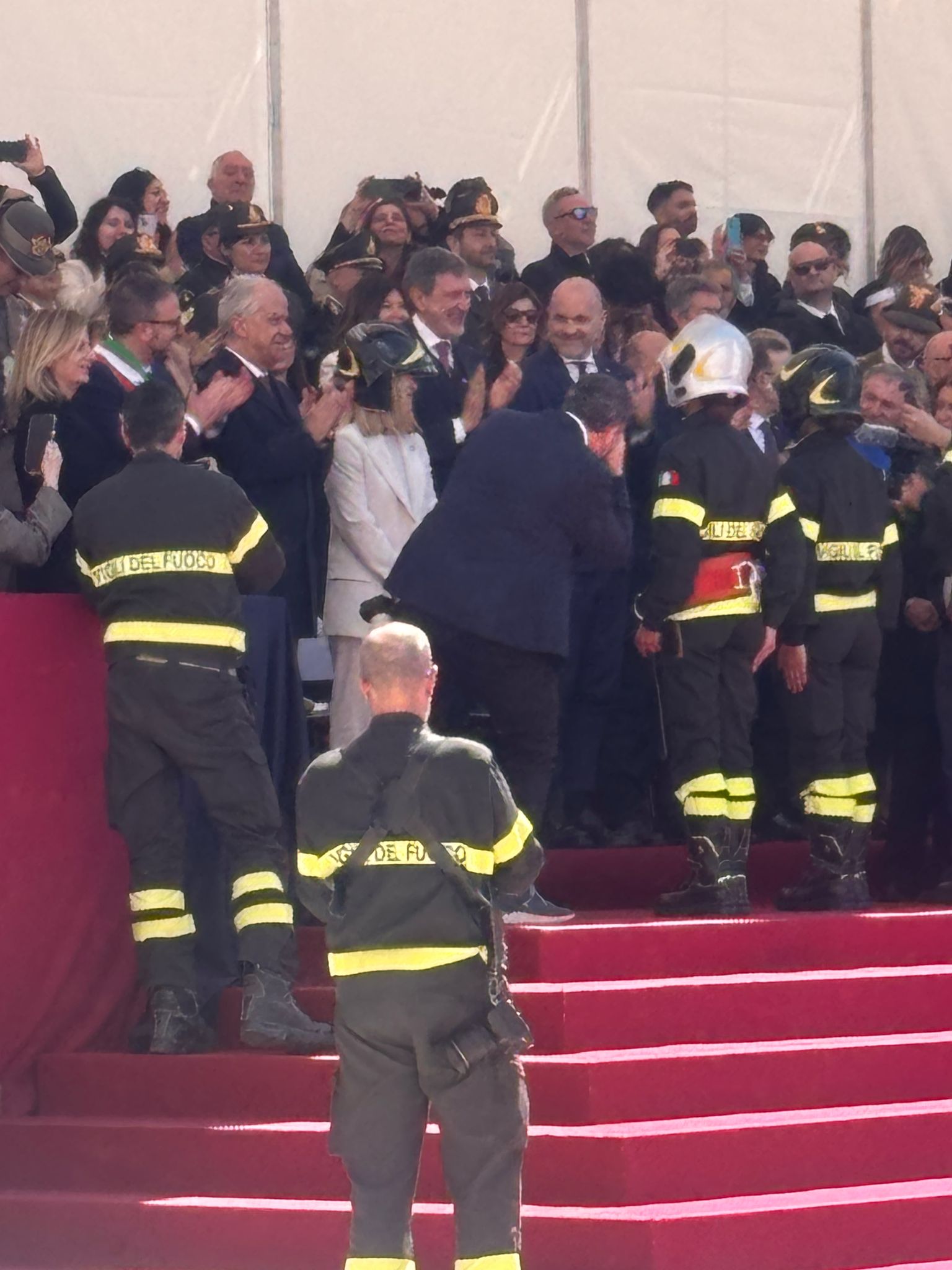 L'Aquila: il saluto di Giorgia Meloni ai Vigili del Fuoco - Rete8