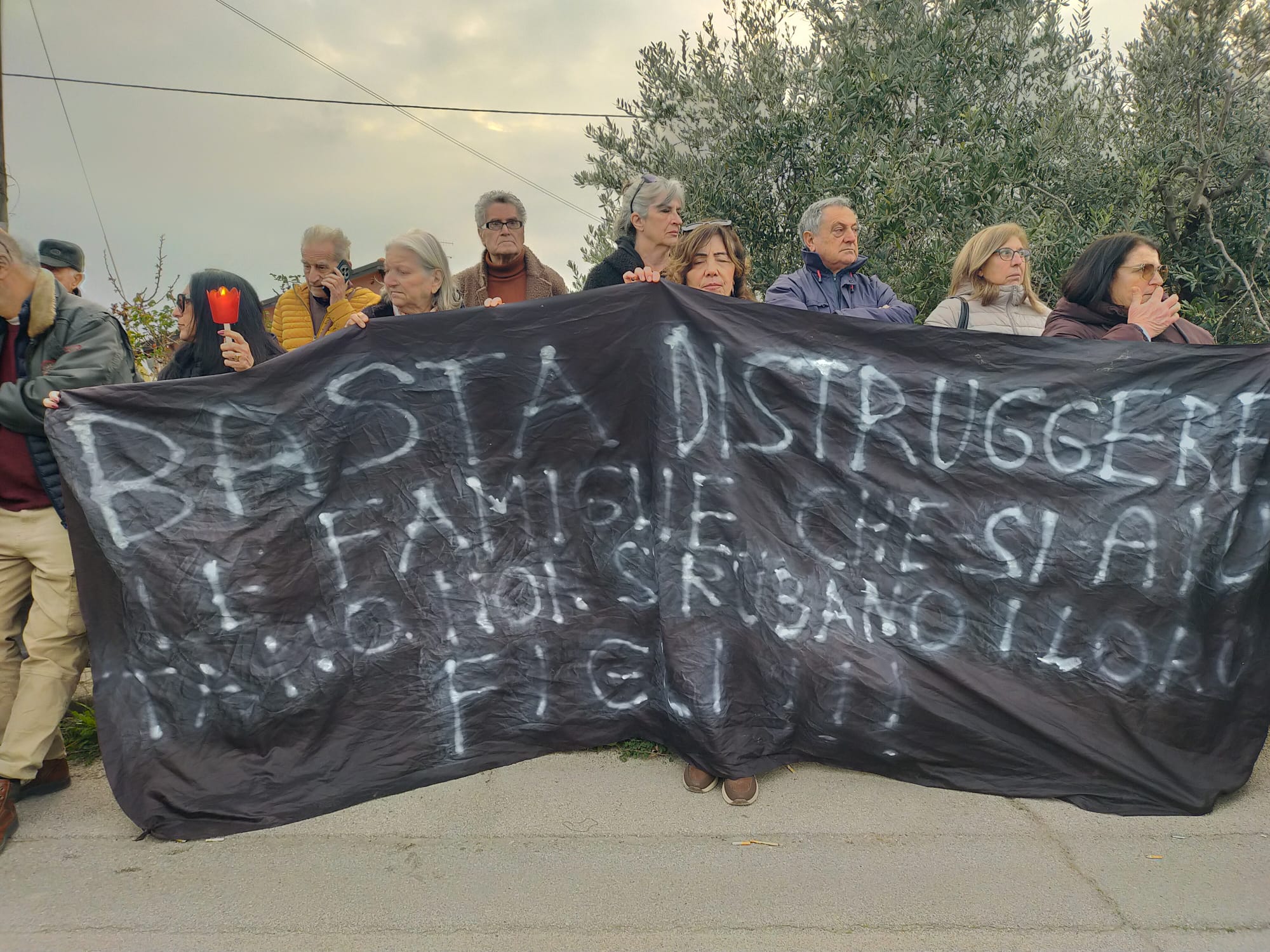 Famiglia nel bosco: a Vasto striscioni di protesta e fiaccolata - Rete8